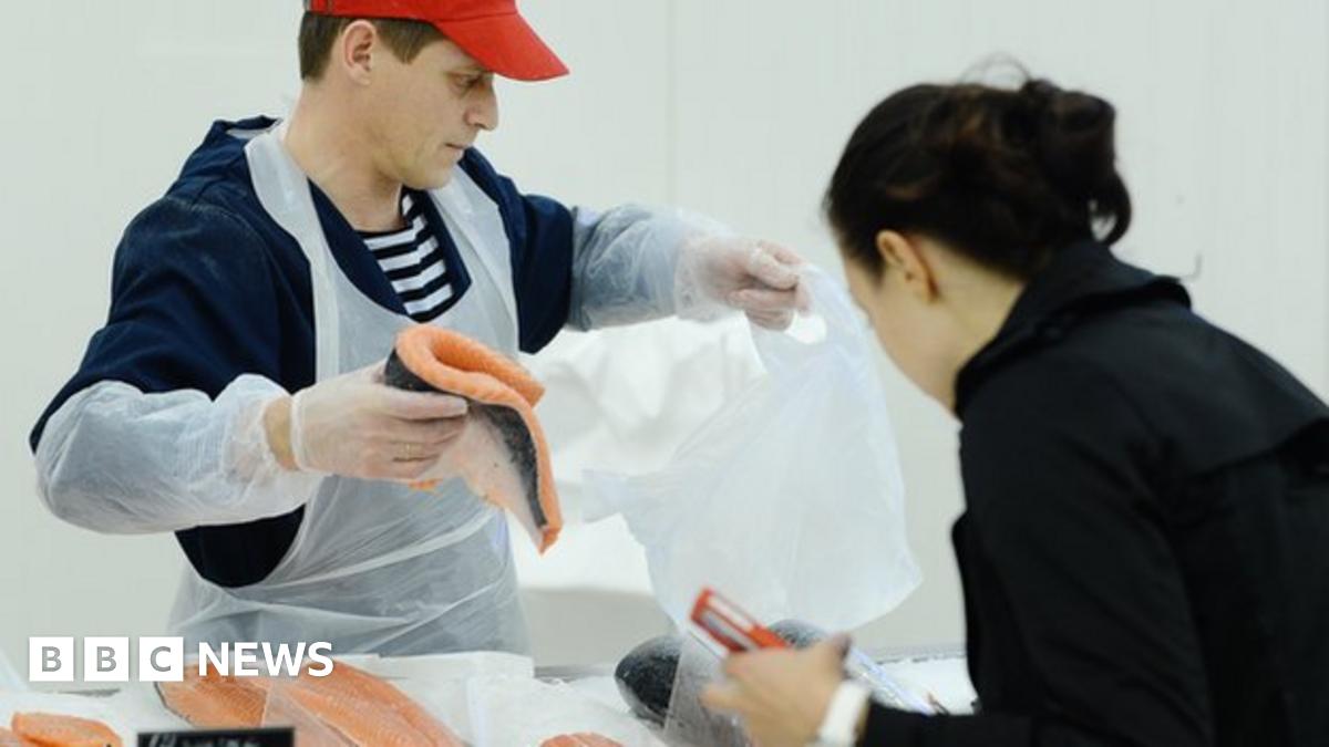 Russia hits West with food import ban in sanctions row - BBC News