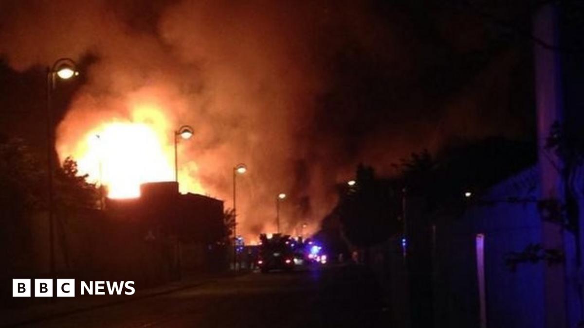 Witness tells of 'explosions' at Huyton pallet yard fire - BBC News