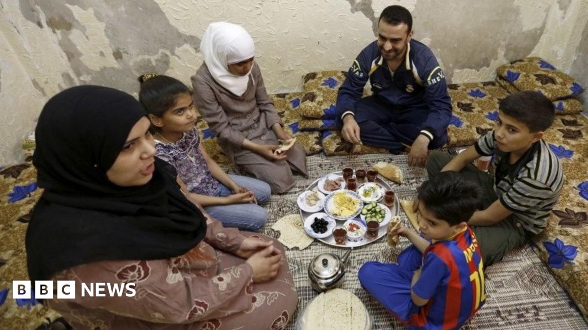 Jordan 'refuses' Palestinians fleeing Syria conflict - BBC News