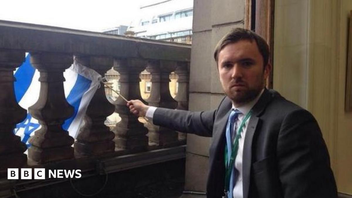 Glasgow Israeli flag councillor David Meikle urged to resign - BBC News