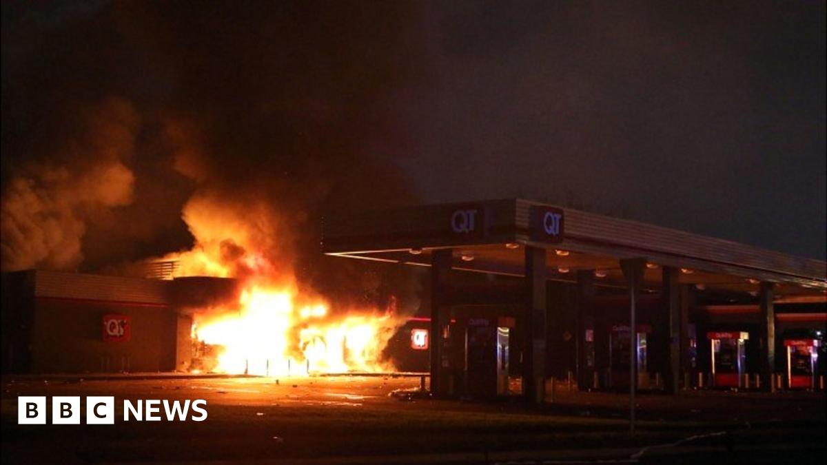 Michael Brown shooting: Calm returns after rioting - BBC News