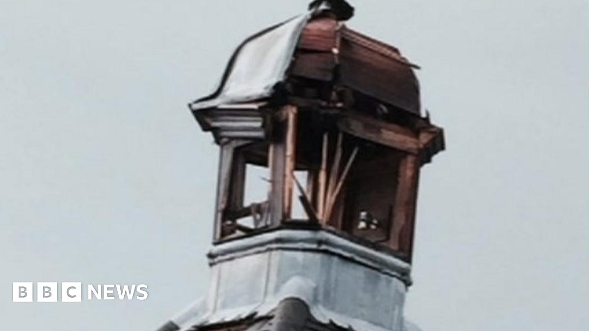Crowborough clock tower struck by lightning - BBC News