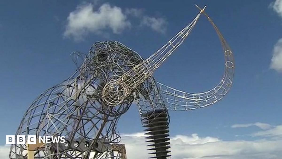 'Mammoth' returns to 'walk' on Norfolk coast - BBC News