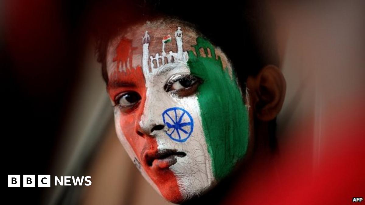 Indian media highlight challenges on Independence Day - BBC News