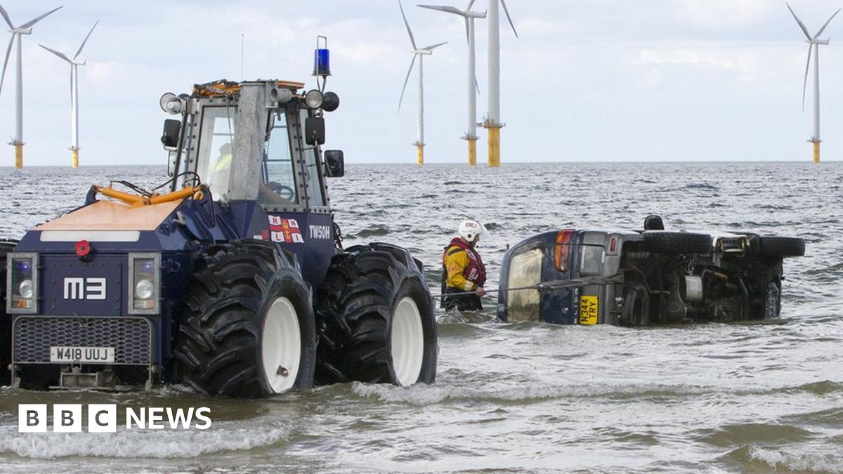 Incoming Redcar tide traps two cars in 90 minutes - BBC News