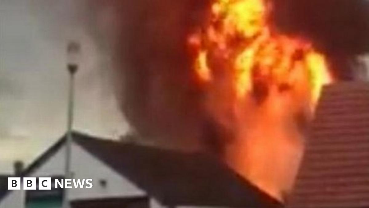 Fire breaks out at garage in Pangbourne - BBC News