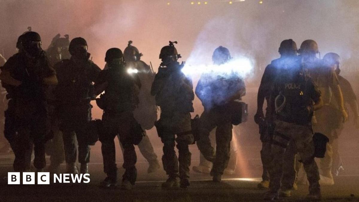 Michael Brown killing: State police to take charge - BBC News