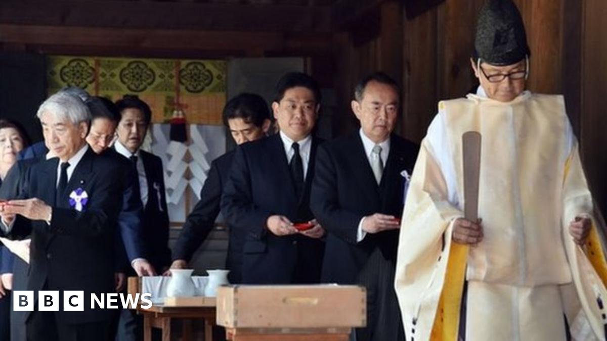 Japanese ministers in Yasukuni shrine visit - BBC News