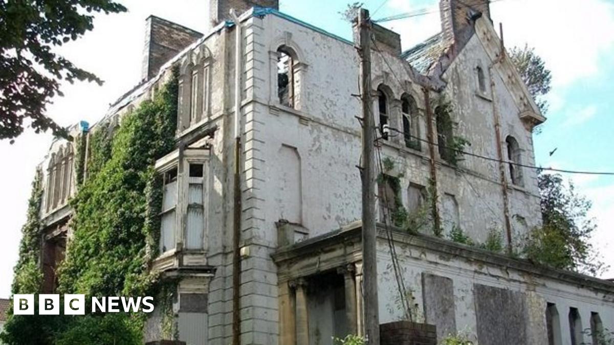 'Extreme risk' Danbert House, Morriston, repairs order - BBC News
