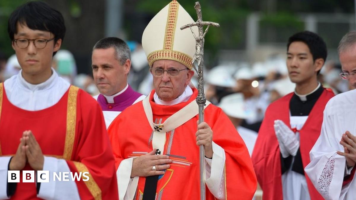 Pope Francis beatifies 124 South Korean Catholic martyrs - BBC News