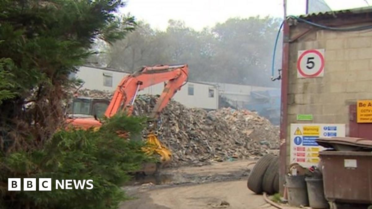 Cost of fire clean-up at Swindon recycling site reaches £500,000 - BBC News