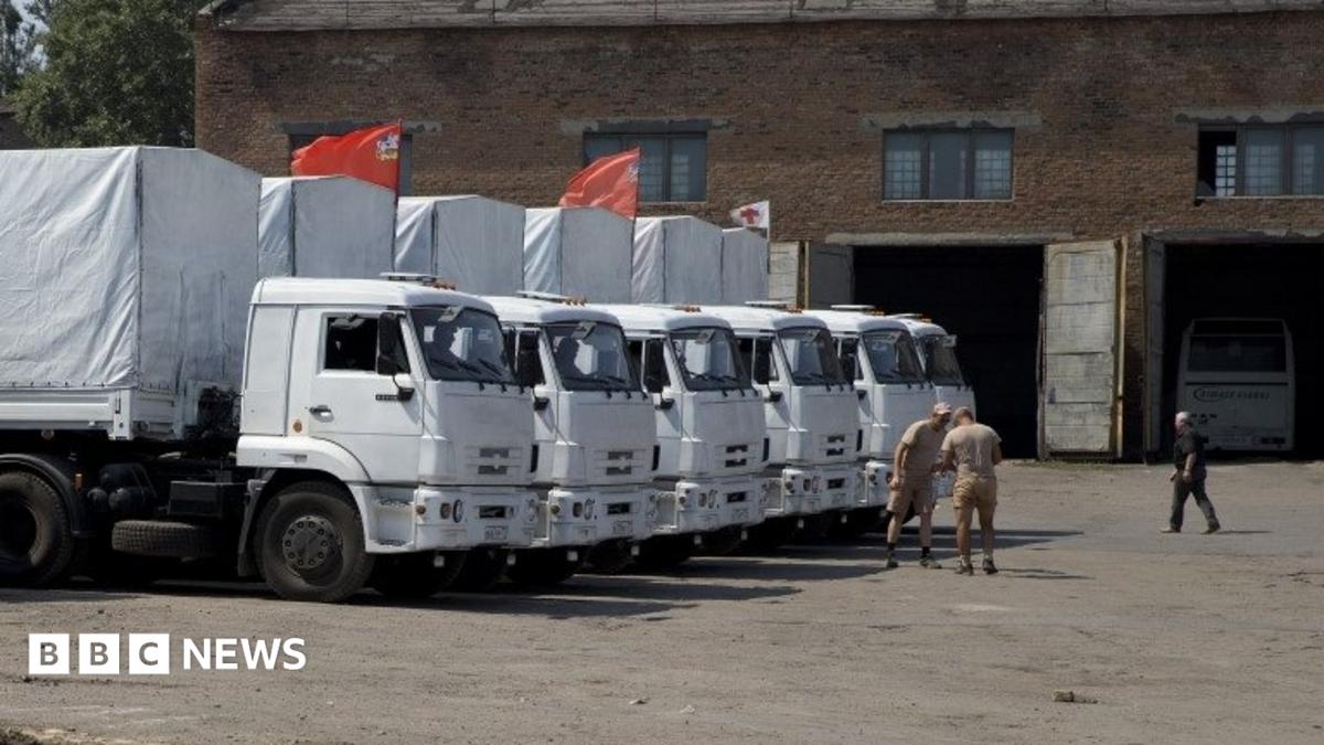 Ukraine crisis: Russian aid convoy arrives at border - BBC News