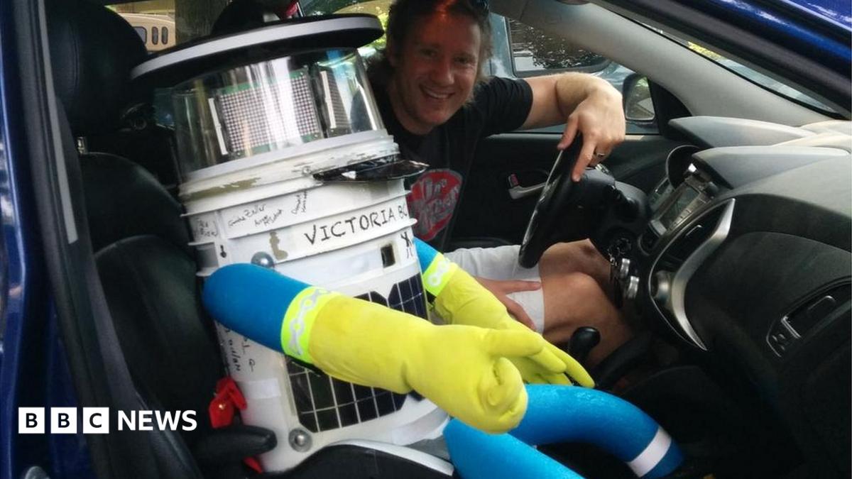 Hitch-hiking robot ends 6,000km journey across Canada - BBC News
