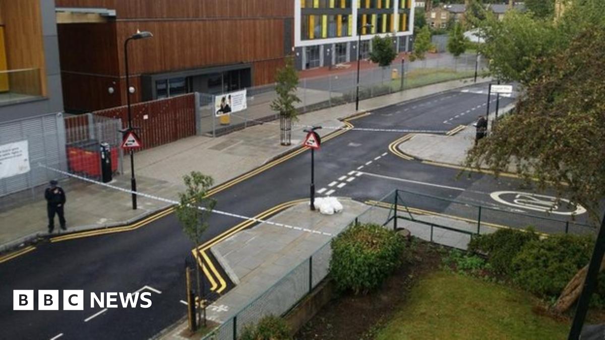 Two teens arrested over fatal Hackney stabbing - BBC News