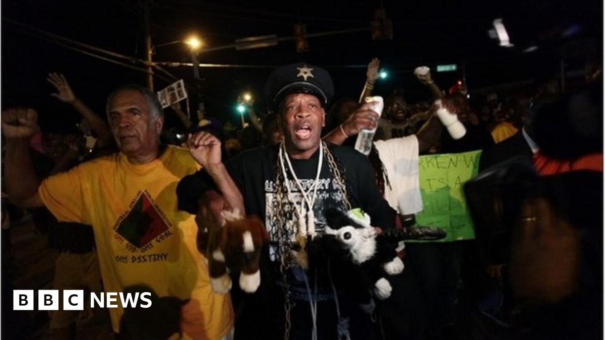 Michael Brown: Ferguson protest violence subsides - BBC News