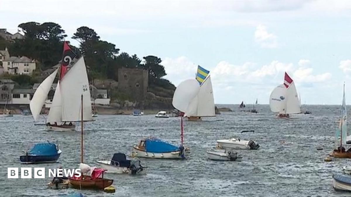 Fowey's annual regatta welcomes Red Arrows - BBC News