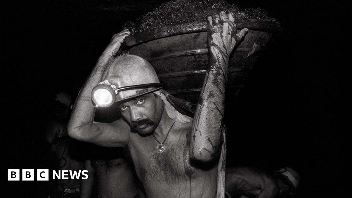 In pictures: India's coal miners - BBC News
