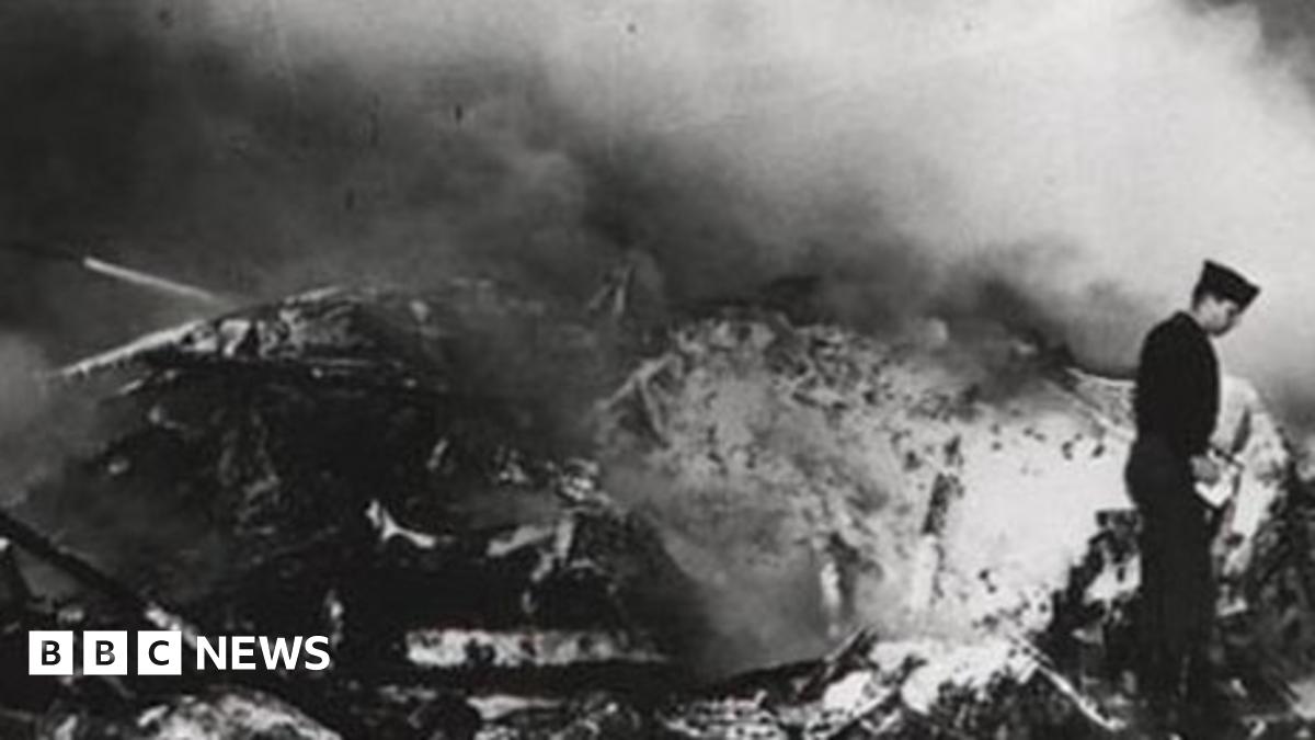 Freckleton Air Disaster: Memorial held to mark 70th anniversary - BBC News