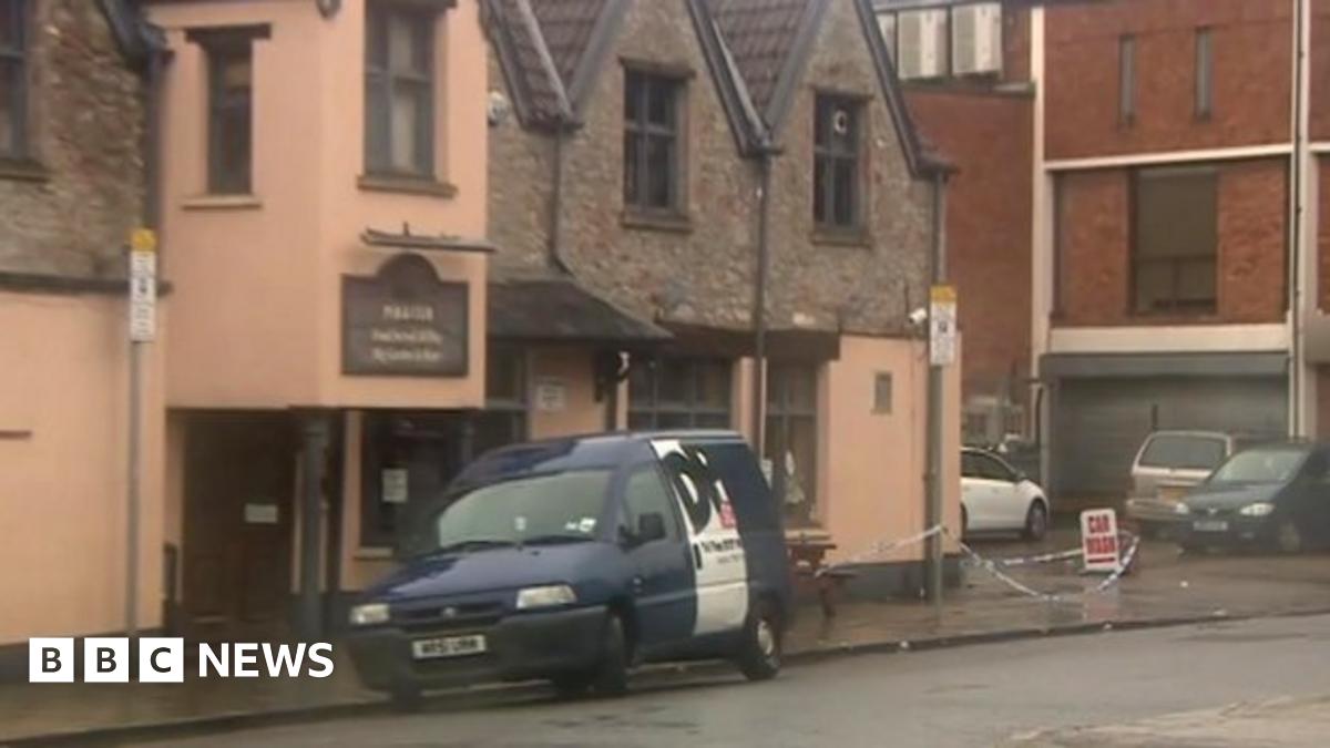 Five men stabbed in Bristol pub dispute - BBC News