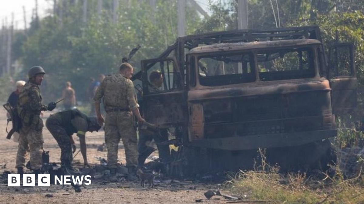 Ukraine crisis: 'Column from Russia' crosses border - BBC News