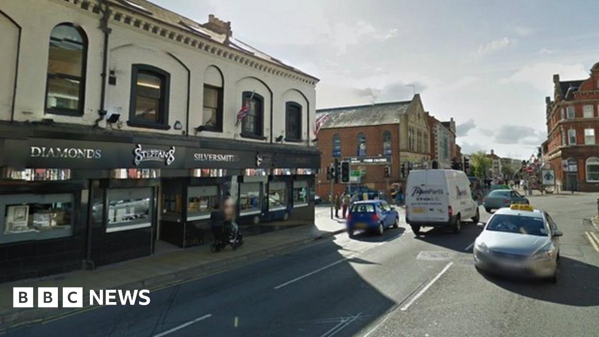 Northampton man who intervened in town centre brawl dies - BBC News