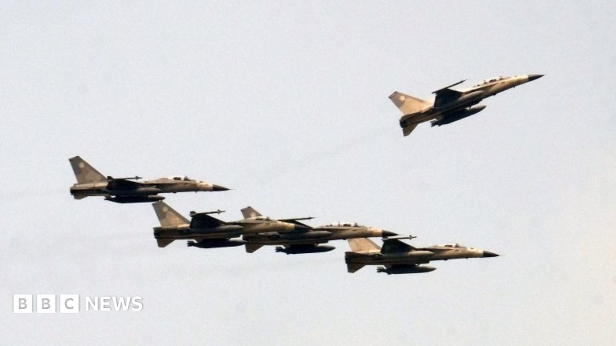 China planes 'violated Taiwanese airspace' - BBC News
