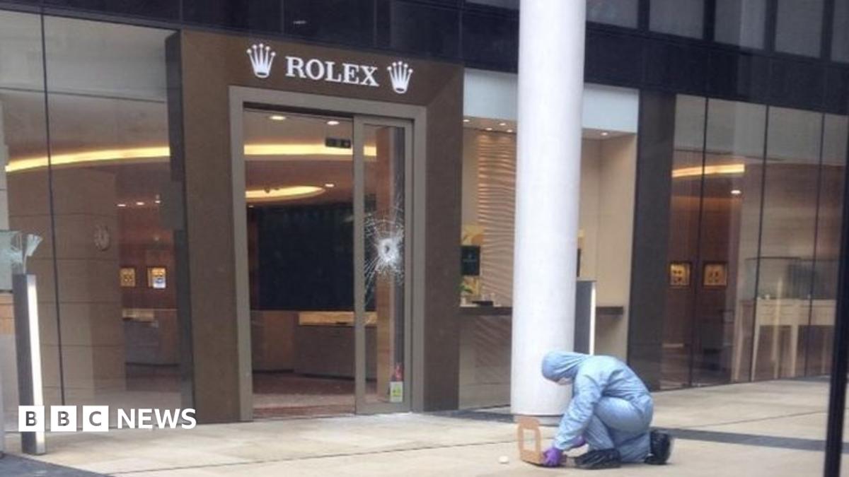 Moped gang in smash-and-grab raid at Knightsbridge Rolex store - BBC News