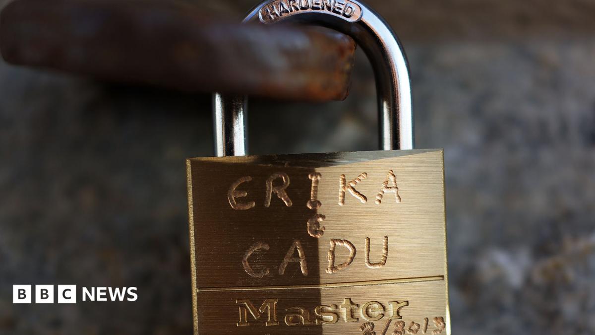 Italy: Campaign to reduce 'love locks' on Venice bridges - BBC News