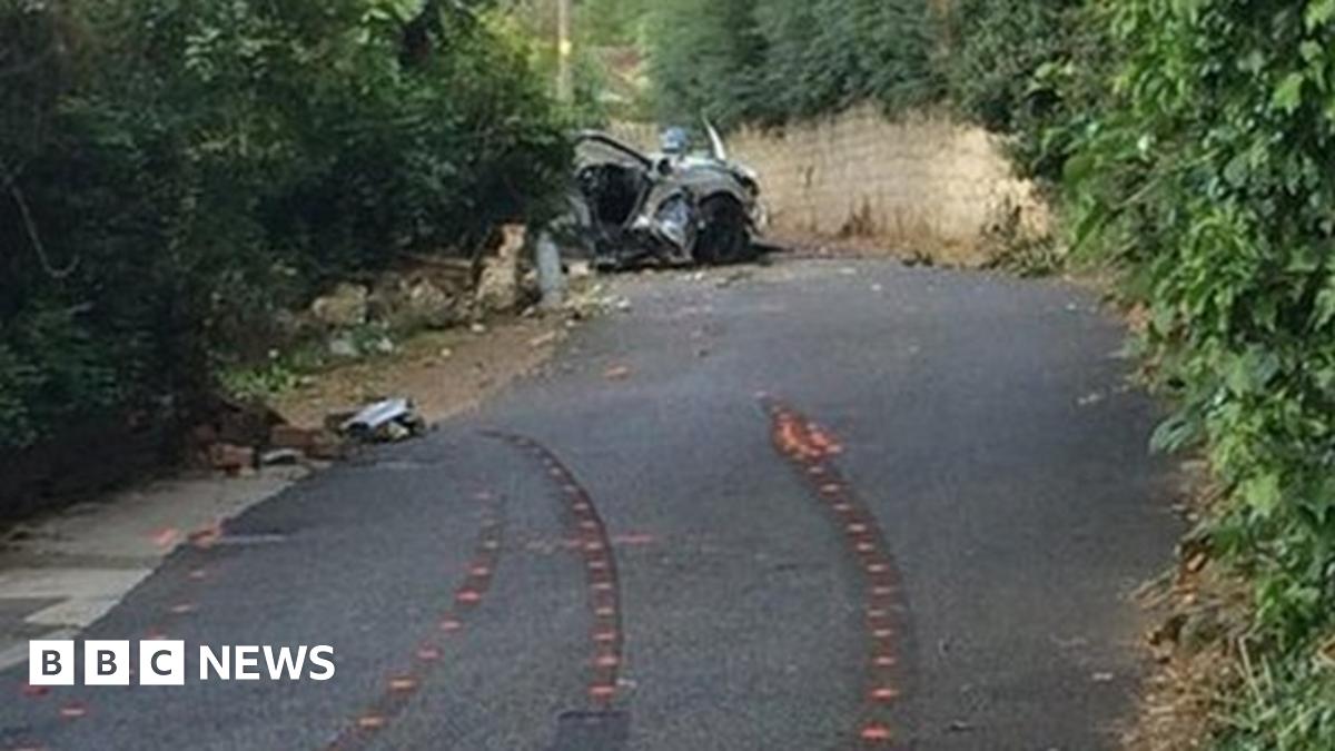Doncaster crash leaves two men dead - BBC News