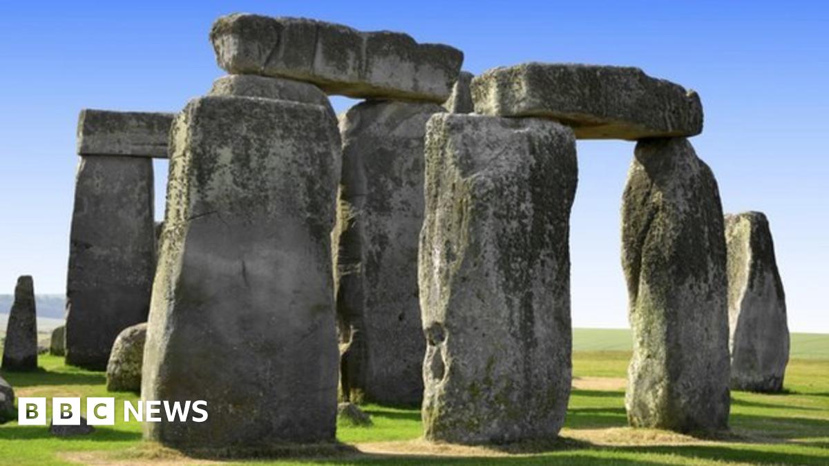 Stonehenge 'complete circle' evidence found - BBC News