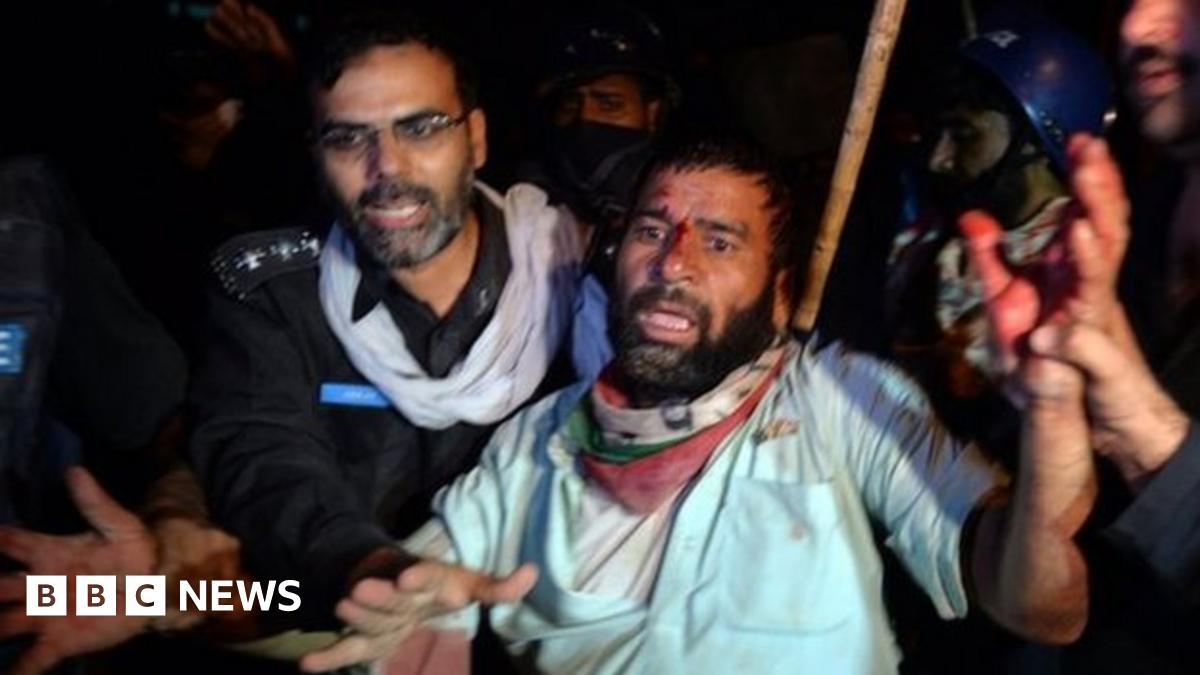 Pakistan protesters clash with Islamabad police - BBC News