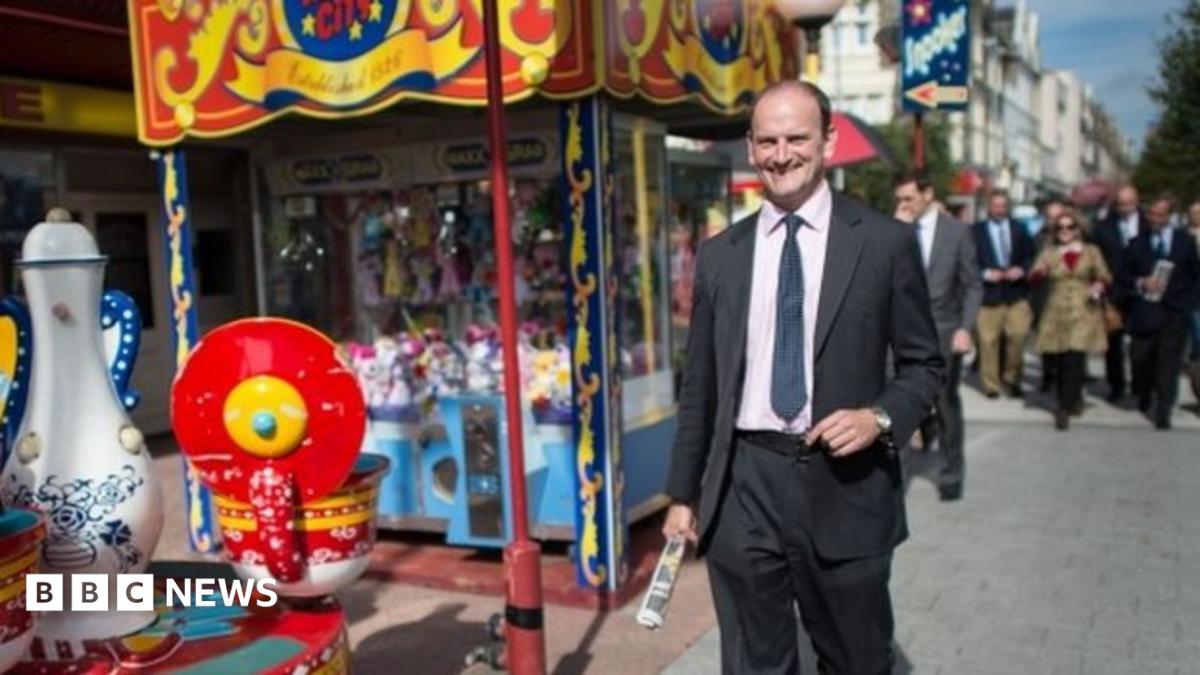 UKIP's Clacton poll lead played down by Michael Fallon - BBC News