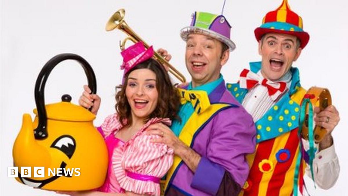 Singing Kettle music group announces farewell tour - BBC News