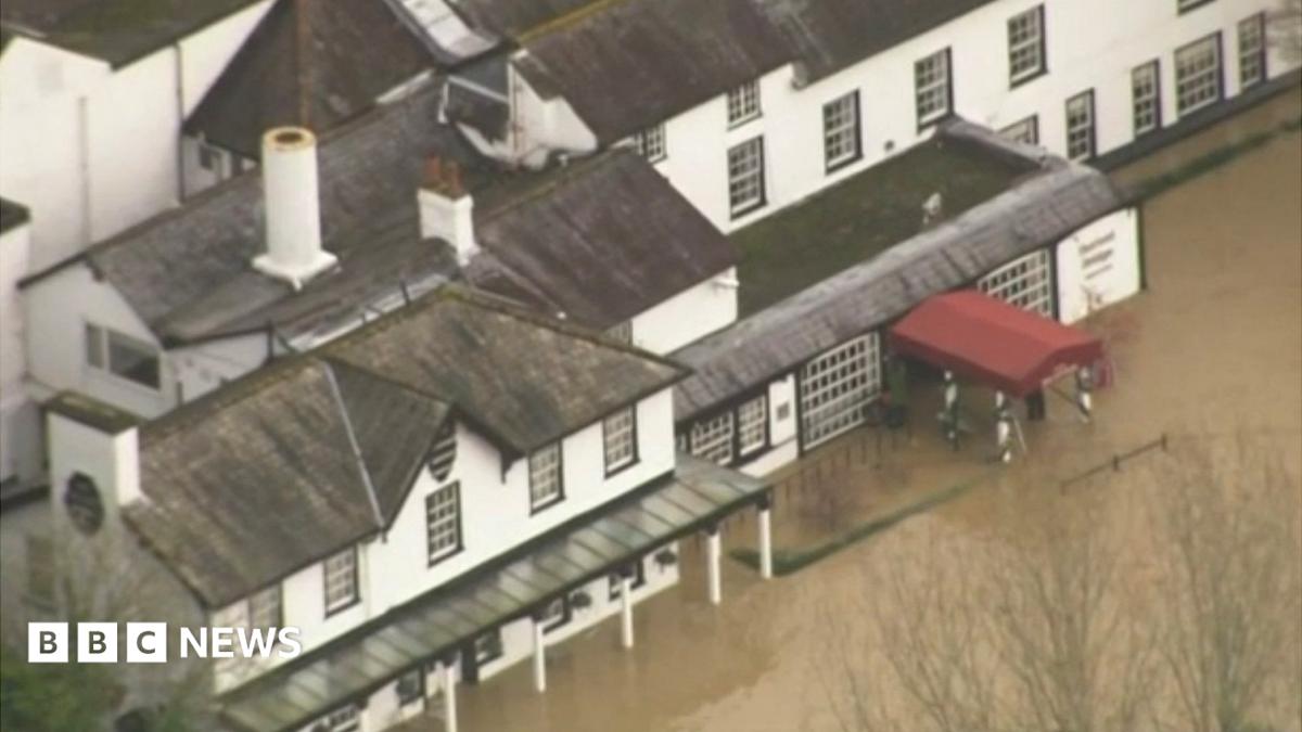 Burford Bridge Hotel reopens after Surrey floods - BBC News