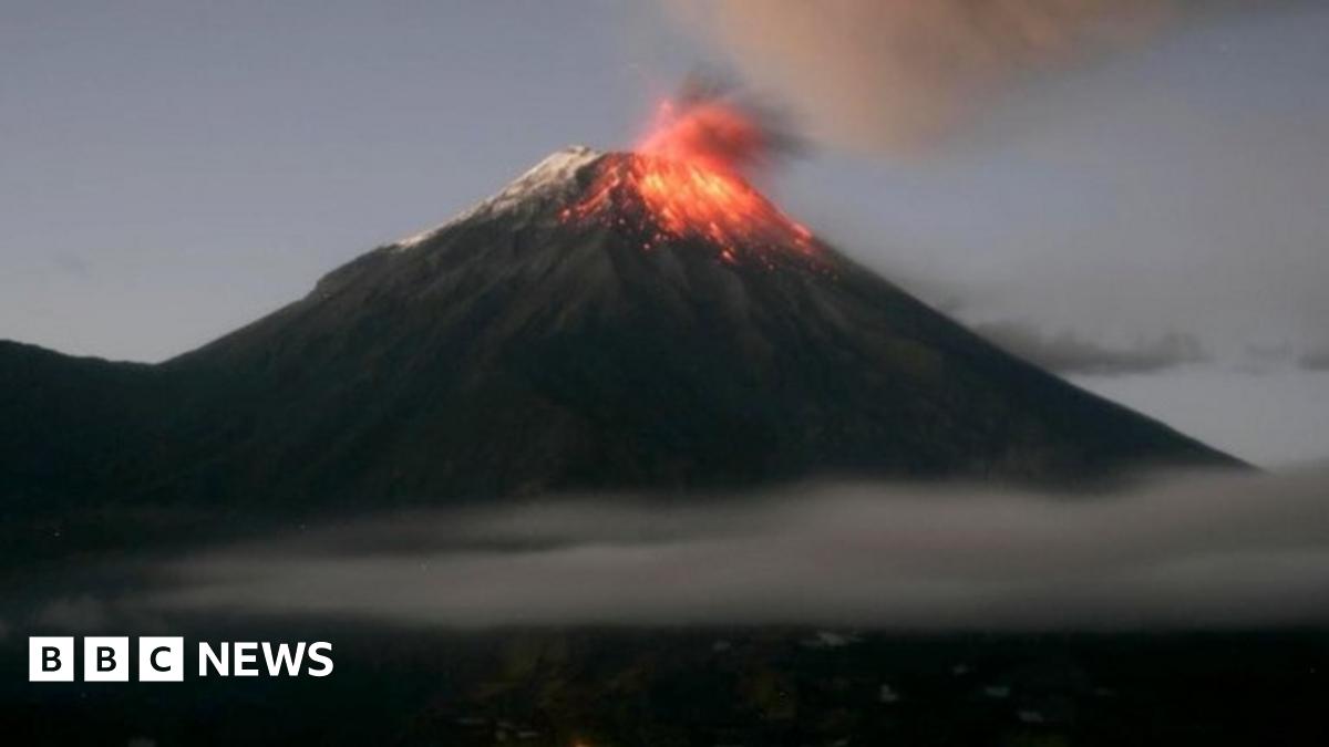 Tungurahua volcano in Ecuador: Increased activity - BBC News