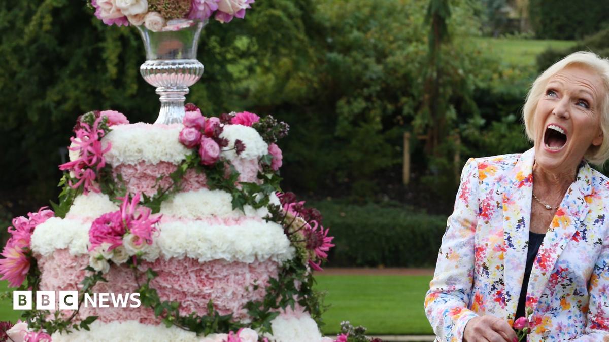 In pictures: Mary Berry opens RHS Wisley Flower Show - BBC News