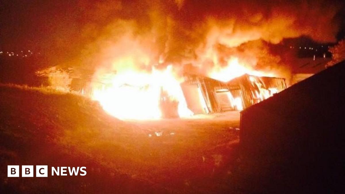 Sheffield fire destroys industrial unit - BBC News