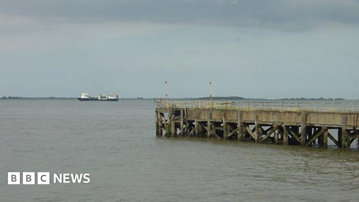 Cargo ship crewman falls overboard in River Humber - BBC News