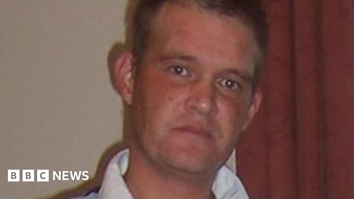 Warren Free murder trial: Teenagers cleared of killing - BBC News