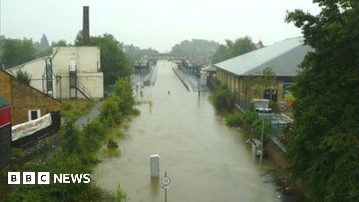 Moreton-in-Marsh flood prevention work may start 'within months' - BBC News
