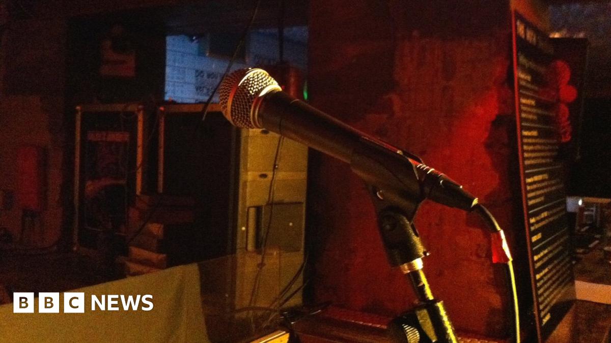 The Moth storytelling events arrive in the UK - BBC News