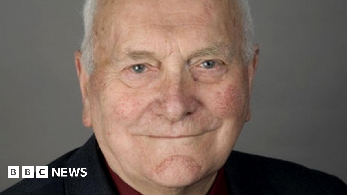 Aberdeenshire councillor John Duncan from Gamrie dies - BBC News