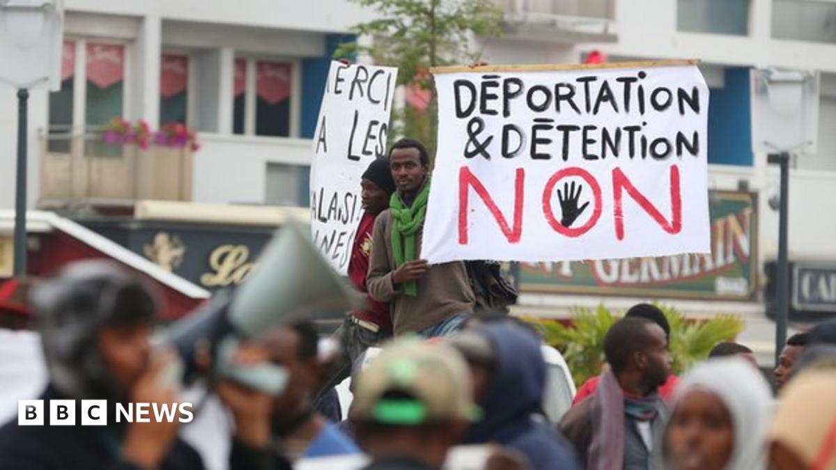 Calais migrants in human rights protest - BBC News