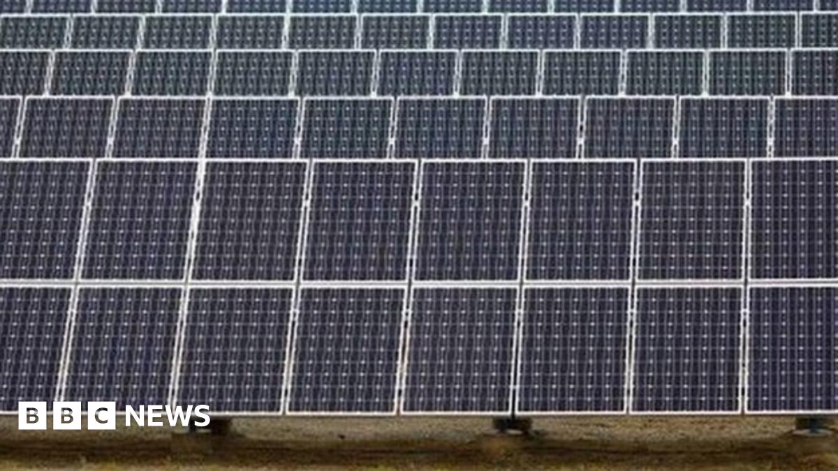 Upper Arncott 40-acre solar farm approved by councillors - BBC News