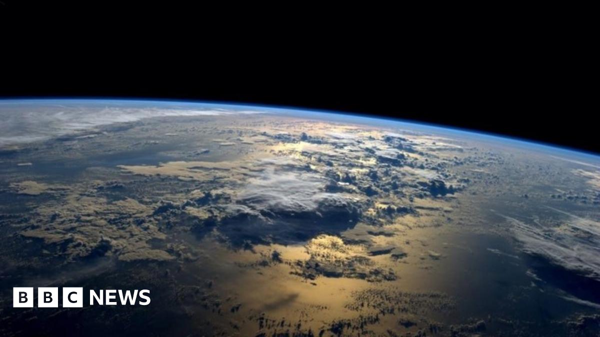 Nasa: Asteroid 2014 RC flies past Earth - BBC News