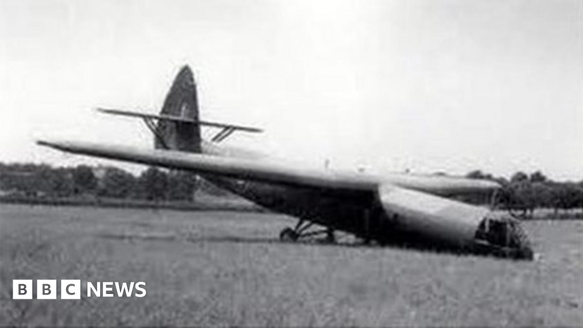 Paulton flypast to honour WW2 glider dead - BBC News