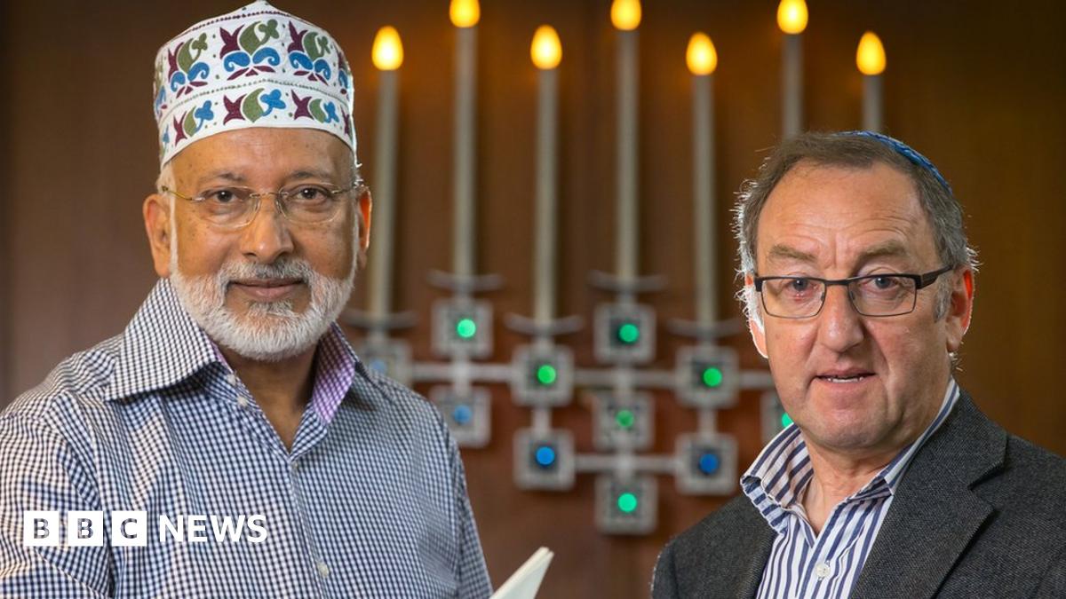 Muslims' WW2 help for Jews displayed at Cardiff synagogue - BBC News