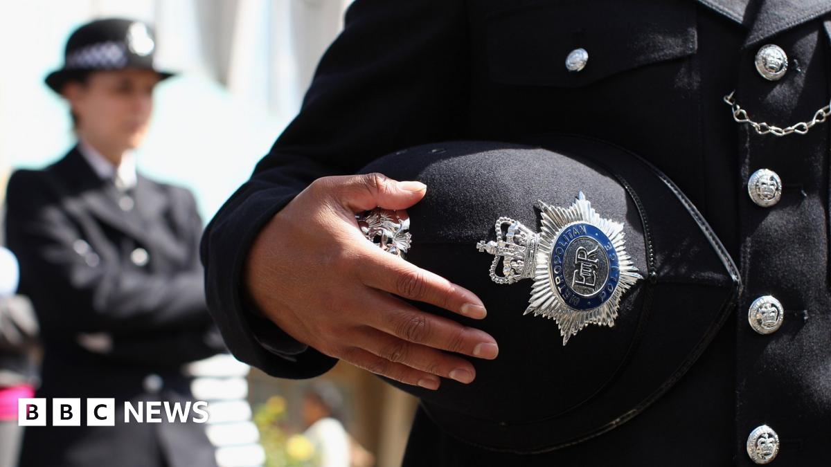 Police force numbers should be cut, superintendents' leader says - BBC News