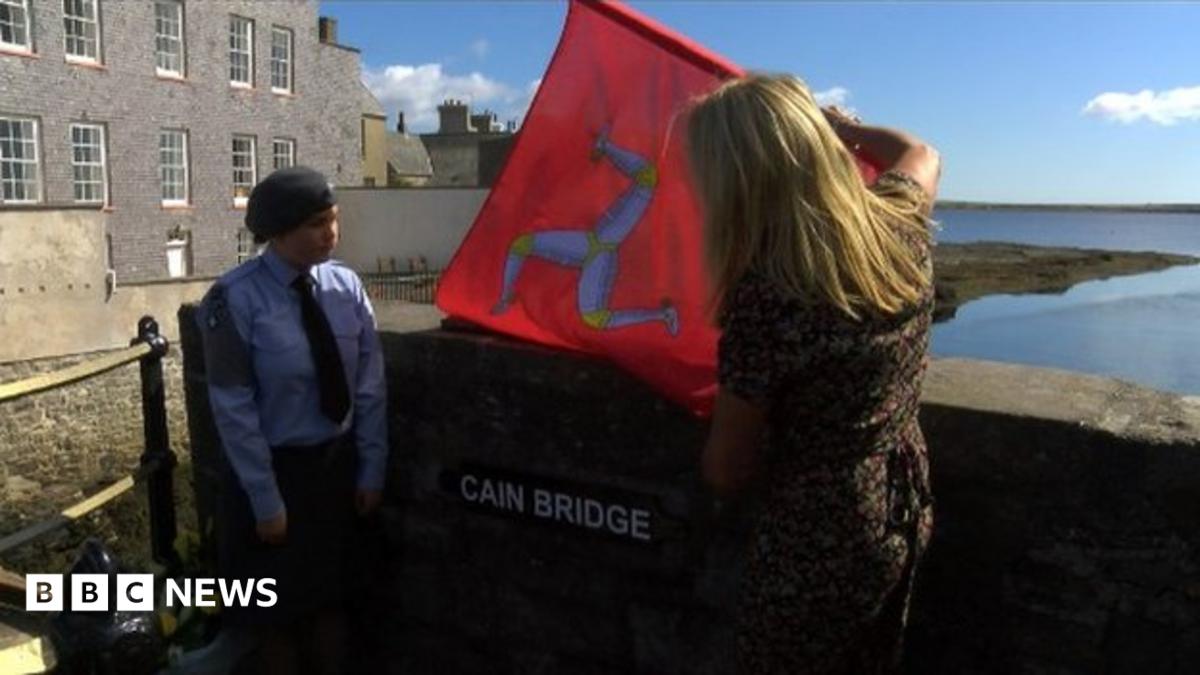 Victoria Cross winner Major Robert Cain in Isle of Man bridge honour ...