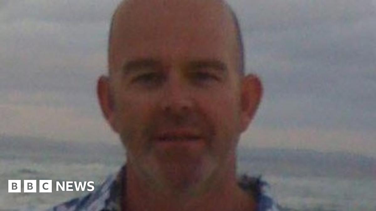 Paul Wilcox killed by shark at Byron Bay, Australia - BBC News